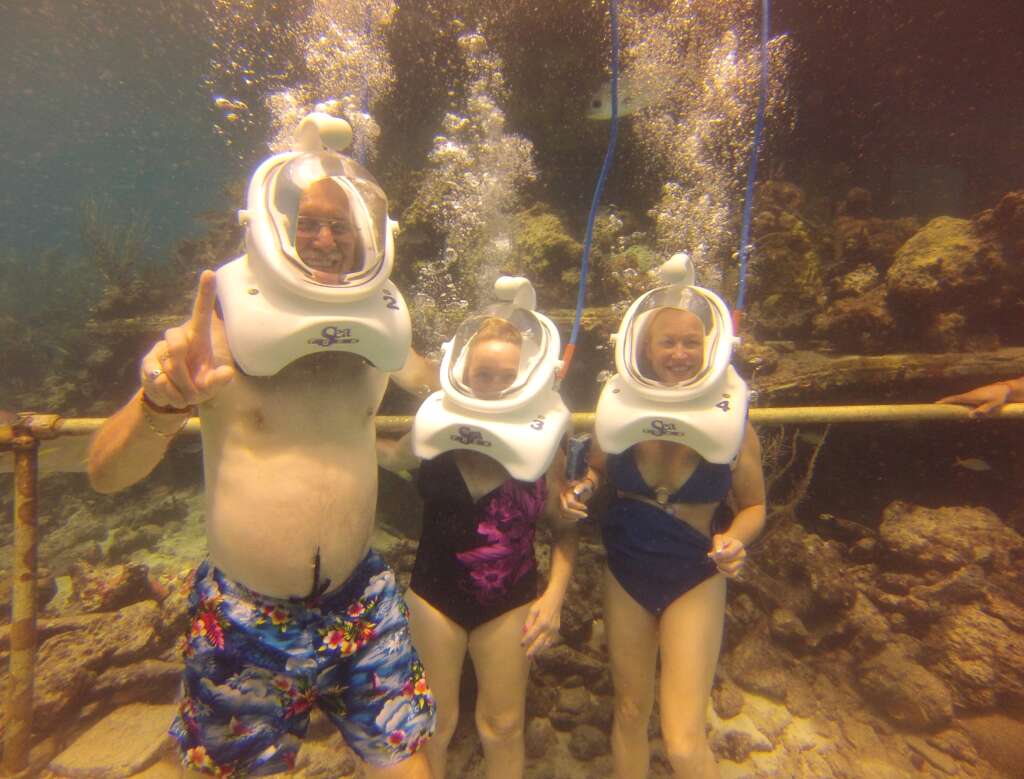 18 Wonderful Step-by-Step Photos of Walking on the Ocean Floor